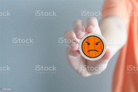 나무 원에 화난 얼굴을 보여주는 손 불행 부정적 정신 건강 평가 세계 정신 건강의 날 피드백 만족 고객 서비스 검토 개념 World Mental Health Day에 대한