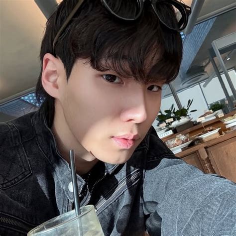 홍영재 딘 남자쇼핑몰 Devnyj • Threads Say More