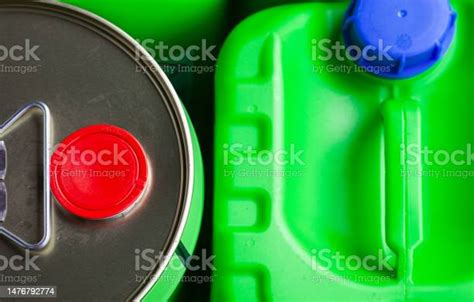 화학 액체와 연료 및 윤활유를 저장하기위한 용기 및 항아리 클로즈업 0명에 대한 스톡 사진 및 기타 이미지 0명 가솔린 가스 캔 Istock