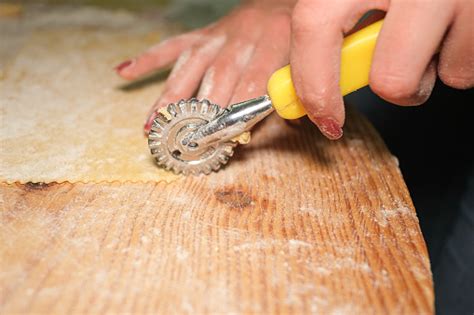 부엌에서 과자 과자를 준비하는 동안 여자의 손 수제 음식 잠금 가정 생활에 대한 스톡 사진 및 기타 이미지 가정 생활 가정