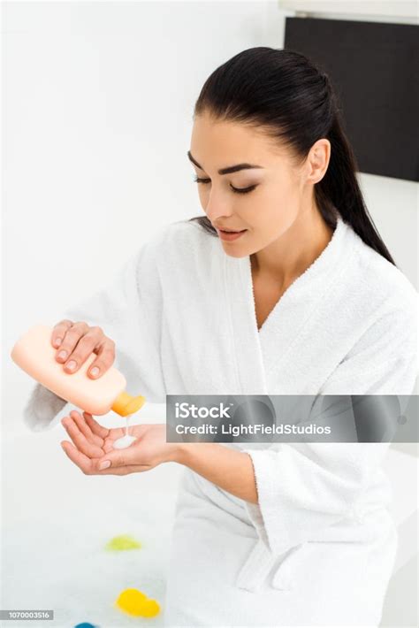 화이트 욕실 로션을 압박 하는 긴 머리를 가진 매력적인 여자 손을 가정 생활에 대한 스톡 사진 및 기타 이미지 가정 생활 가정의 방 갈색 머리 Istock