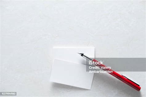 몇 가지 텍스트와 빨간색 만년필에 대 한 공간을 가진 백색 명함 청소 모형에 대한 스톡 사진 및 기타 이미지 모형 파일 프리젠테이션 연설 Istock