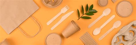 친환경 종이 기구가 있는 배너 오렌지 색 배경에 크래프트 페이퍼 푸드 포장 길거리 식품 용지 포장 재활용 가능한 종이 제로 폐기물 포장 개념 모형 플랫 레이 그릇에 대한