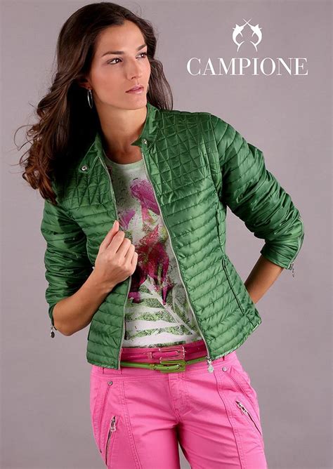 Die Damenjacken von Lisa Campione sind mit liebevollen Details ...