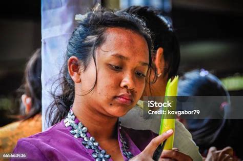 발리 인도네시아에 Tirta Empul 보름달 의식에 대 한 제공을 준비 하는 발리 여성 가득 찬에 대한 스톡 사진 및 기타 이미지 가득 찬 기도하기 꽃 식물