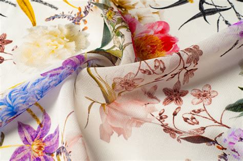 텍스처 배경 패턴입니다 실크 직물입니다 수채화 기법에 분홍색과 노란색 꽃으로 텍스처 장미 데이지 미모사와 배경 화면입니다 인사말