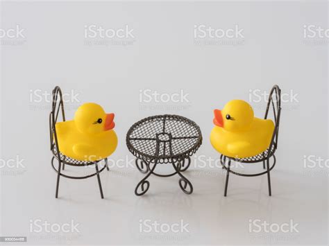 두 개의 노란 고무 오리 직면 하 고 테이블에 앉아 하는 동안 서로 게 얘기 개념에 대한 스톡 사진 및 기타 이미지 개념 고무 오리 노랑 Istock