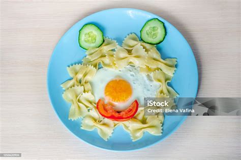 어린이 음식 재미있는 음식 재미있는 얼굴의 형태로 튀긴 계란과 야채와 파스타접시 어린이 메뉴와 점심 컨셉 플랫 레이 상단 보기 아이에 대한 스톡 사진 및 기타 이미지