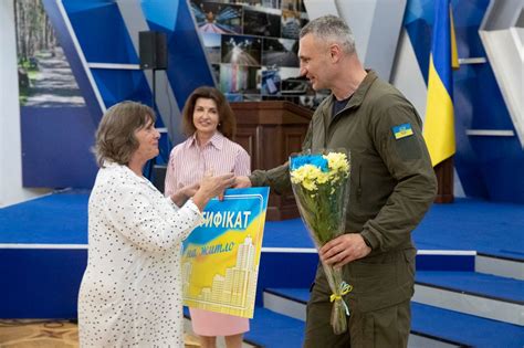 Нагороди і сертифікати на квартири Кличко привітав столичних медиків із професійним святом