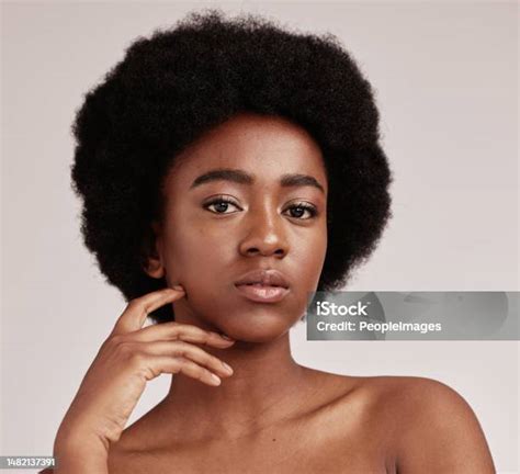 초상화 피부 또는 자연스럽고 아프리카 머리를 가진 회색 배경에 스튜디오에 있는 모델 흑인 여성 스킨케어 화장품 및 미용 매력적인 젊은 여성이 건강이나 웰빙을 위해 실내에서