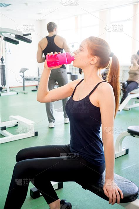 健身房 女孩 教练 垂直画幅 美 形状 美人 指导教师 户外 白人