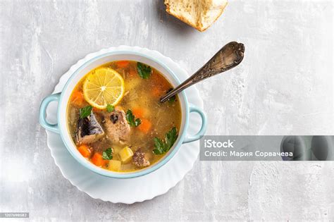 레몬과 허브 의 조각과 콘크리트 배경에 감자와 당근생선 수프 0명에 대한 스톡 사진 및 기타 이미지 0명 고급 요리 딜 허브 Istock