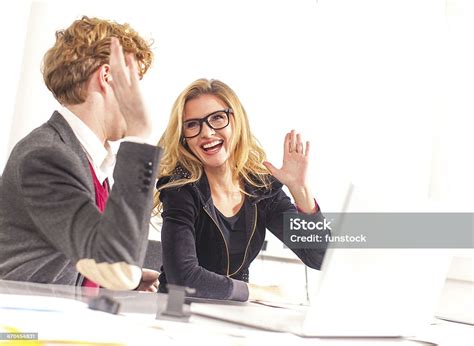 미소 포토서제스트 편집가 및 그래픽 디자이너 직장에서 2명에 대한 스톡 사진 및 기타 이미지 2명 경영자 공동체 Istock