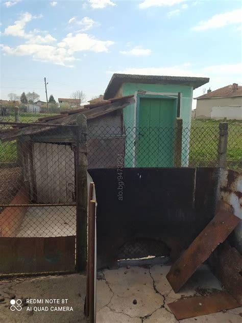 Продавам къща Двуетажна къща 100 кв м РЗП 4000 кв м двор Къщи Вили Завой Къща полуобз