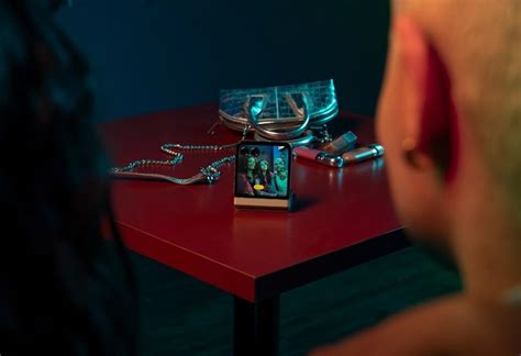 The New Large Screen Flip Phone Motorola Razr Motorola Us Motorola