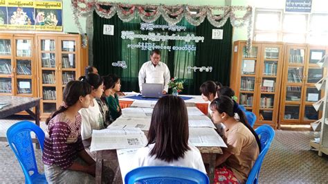 အမ်းမြို့နယ် လူထုအခြေပြုဗဟိုဌာန Commmunity Centre ခန်းမ၌ဒို့ကျေး ရွာဂျာနယ်ဆောင်း ပါးဖြင့် စာဖတ