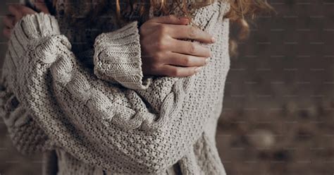 세련된 힙스터 옷을 입은 관능적인 갈색 머리 여자가 가죽 헤어밴드를 들고 야외에서 포즈를 취하고 있다 사진 Unsplash의 우크라이나 이미지