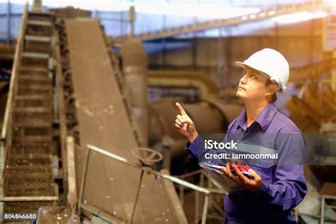 산업 개념 작업을 시작 하기 전에 생각 하 고 생산 라인 프로세스 공장에서 일 하는 엔지니어 기술자에 대한 스톡 사진 및 기타 이미지 Istock