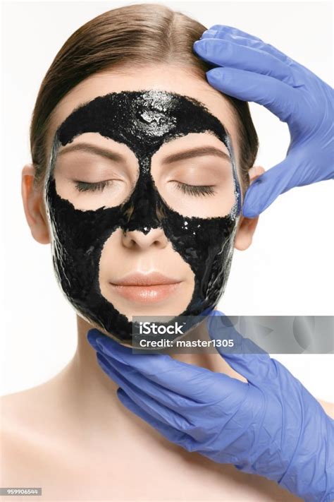 젊고 아름 다운 여자 치료 검은 진흙의 얼굴에 대 한 마스크를 적용 에스테틱 가꿔주기에 대한 스톡 사진 및 기타 이미지 가꿔주기 건강관리와 의술 건강한 생활방식