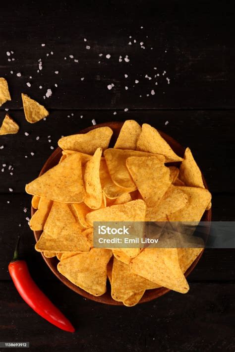 칠리 고추와 소금 상단 보기 및 검정색 배경으로 나무 그릇 옥수수 칩에 멕시코 나 쵸 0명에 대한 스톡 사진 및 기타 이미지