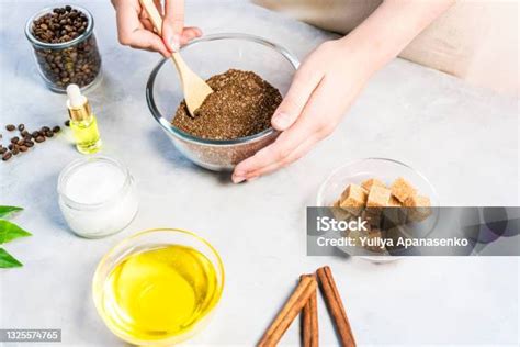 피부 치료를 위해 커피 스크럽을 준비하는 성분을 혼합하는 여성 각질제거에 대한 스톡 사진 및 기타 이미지 각질제거 개념 건강한 생활방식 Istock