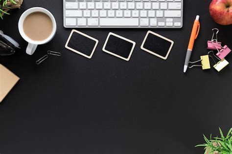 건반 차 잔 검은 배경에 사과 사무실 문구 무료 사진