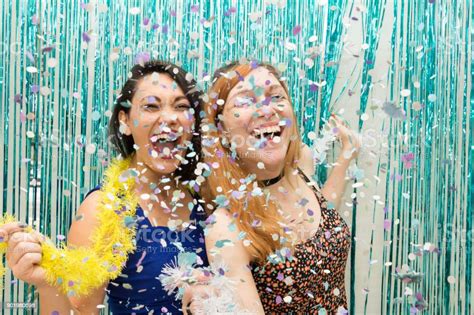 카니발 축제 및 착용 화려한 스카프를 축 하 하는 두 여자 친구 색종이의 비입니다 여자는 재미 고 크 크 크 N 의상에 대한 스톡 사진 및 기타 이미지 Istock