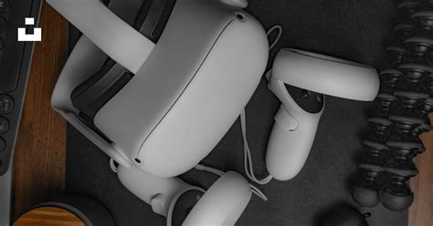 검은 테이블에 흰색과 검은 색 헤드폰 사진 Unsplash의 무료 회색 이미지