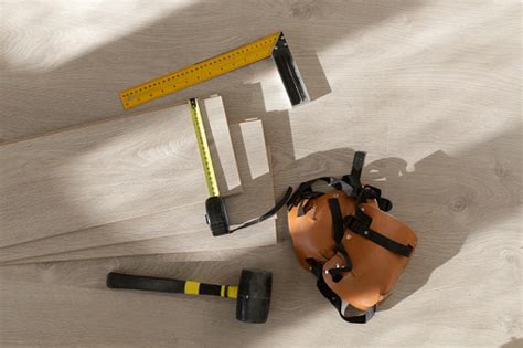 고무 망치 앵글 바가있는 눈금자 테이프 미터 지그 톱 및 라미네이트 비닐 바닥 설치를위한 기타 도구 주택 개량 새로운 바닥 설치 0명에 대한 스톡 사진 및 기타 이미지