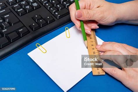 펜 연필 메모장 노트북 스테이플러 스테이플러 클리퍼 종이 클립 홀더 클립 보드 테이블 위에 배치 여러 모듬 컬렉션 사무실 문구 사진 교육에 대한 스톡 사진 및 기타 이미지