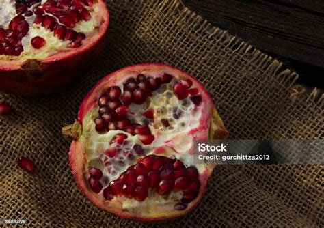 달콤한 고 육즙 인도 빨강 석류 나무 테이블에 에 익은 빨간 석류 보기 복사 공간을 닫습니다 석류 맛 있는 높은 비타민 C와 좋은 피부를 위한 항 산화 과일 이다 배경이 나