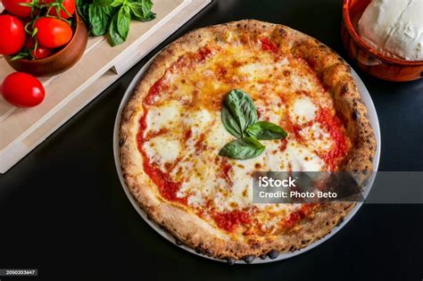 신선한 토마토 소스와 이탈리안 모짜렐라를 곁들인 맛있고 맛있는 피자 마르게리타 피자에 대한 스톡 사진 및 기타 이미지 피자 모차렐라 요리하기 식품 상태 Istock