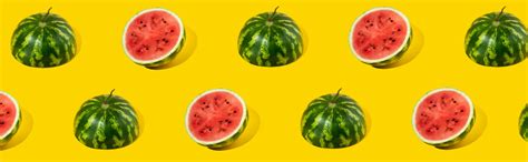 노란 배경에 슬라이스 신선한 수박의 패턴 여름 과일 베리 대담한 색상 트렌디하고 최소한의 그림자 수박 일 개념 3 8 월 개념에 대한 스톡 사진 및 기타 이미지 Istock