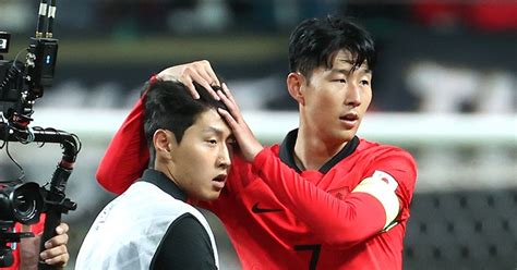 포토s 이강인 위로하는 손흥민