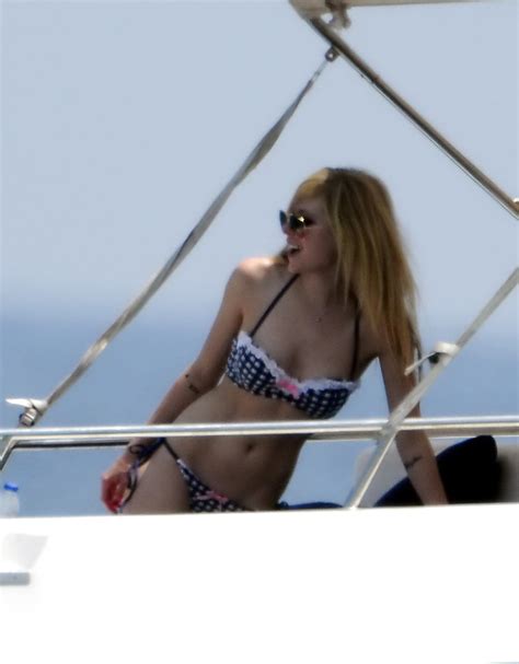 Avril Lavigne Bikini Again In St Tropez Porn Pictures Xxx Photos Sex Images Pictoa