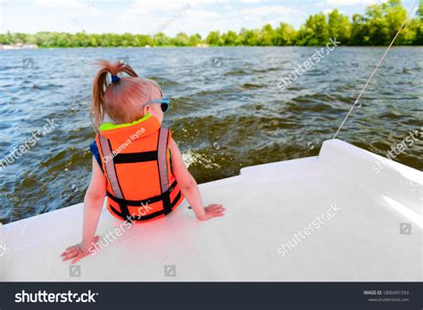 Buoyancy 4900개가 넘는 로열티 프리 라이선스 대상 스톡 사진 Shutterstock