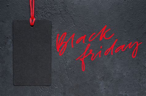 블랙 프라이데이 어두운 콘크리트 배경에 빨간색 손으로 쓴 비문 검은 색 태그입니다 공간을 복사합니다 연말연시 판매의 개념 0명에 대한 스톡 사진 및 기타 이미지 Istock