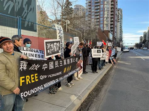 2026年2月15日，中国新年前夕，约50名卡加利市民到中领馆前示威，抗议中共重判香港壹传媒创办人黎智英。 中领馆怕得要死，准备了一辆车停在