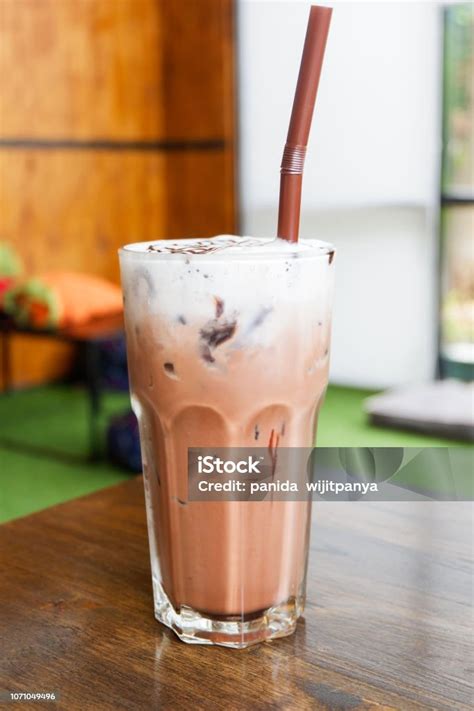 아이스 코코아 아이스 코코아 음료와 우유 거품 크림 거품유리 아이스 초콜릿 코코아 유리와 커피숍에서 테이블에 빨 대 0명에 대한