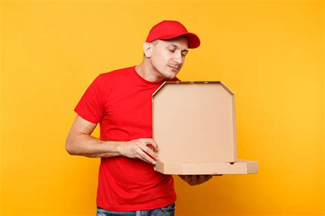 빨간 모자 티셔츠 주는 음식 주문 피자 상자 노란색 배경에 고립에 배달 남자 남성 직원 Pizzaman 또는 골 판지 Flatbox에서 이탈리아 피자를 들고 유니폼에 택배