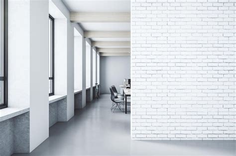 벽돌 벽에 빈 포스터가 있는 미니멀리즘 로프트 인테리어 프리미엄 사진