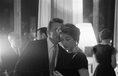 Воскресный выпуск 1957 Кирк Дуглас в Париже со своей женой Энн