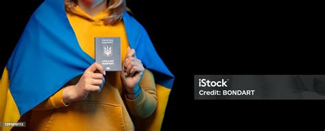 우크라이나의 국기와 검은 배경에 여권과 아름다운 우크라이나어 소녀 공간을 복사합니다 2021년~2022년 러시아 우크라이나 위기에 대한 스톡 사진 및 기타 이미지