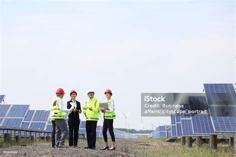 엔지니어와 비즈니스 개발자 새로운 전력과 에너지 장비 기본 건설 계획 논의 건설 산업에 대한 스톡 사진 및 기타 이미지 건설 산업 건축 고층 건물 Istock