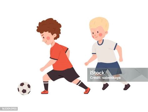 어린 아이들은 축구를 하고 행복한 두 소년은 축구를 하고 건강한 스포츠 팀 게임 벡터 격리된 삽화를 한다 스포츠팀에 대한 스톡 벡터 아트 및 기타 이미지 Istock