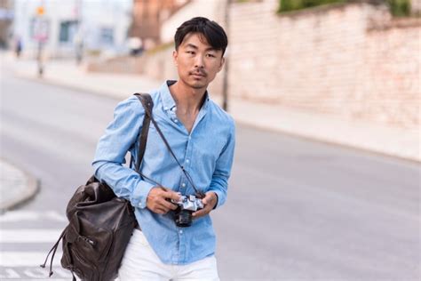 휴일에 잘 생긴 젊은 남자 무료 사진