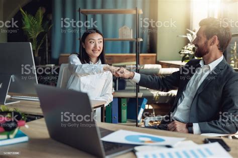 두 명의 행복한 비즈니스 동료가 프로젝트 작업을 마친 후 손을 박수 치십시오 모임에 대한 스톡 사진 및 기타 이미지 모임 비즈니스 사람들 Istock