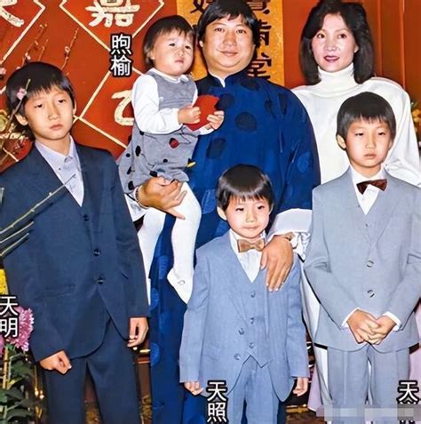 70岁洪金宝抱孙子被拍，红光满面双下巴突出，脖子上挂一条大金链洪天明家人洪煦榆