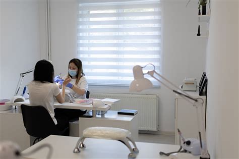 미용실에서 매니큐어 치료를 받는 젊은 여성 현대 뷰티 살롱에서 전문적인 네일 케어와 페인팅 Uv 램프 젤 광택 매니큐어 공정 네일 살롱에 대한 스톡 사진 및 기타 이미지