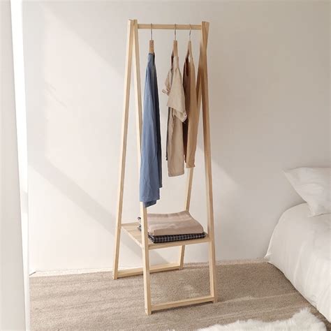 ราวแขวนเสื้อผ้าไม้ พร้อมที่วางผ้า สีเรียบ Shopee Thailand